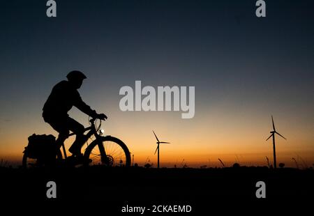 Sehnde, Germany. 16th Sep, 2020. The rising sun is behind a wind ...