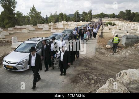 A 28 year-old Orthodox Jewish mother shows off her 3 day-old baby ...