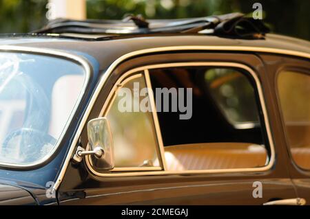 Mint original fiat 500 blue Stock Photo - Alamy