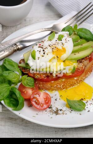 Portion of avocado toast with poached egg Stock Photo - Alamy