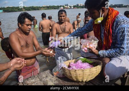 Hindu devotees are performing Tarpan on the very last day of Prityi ...
