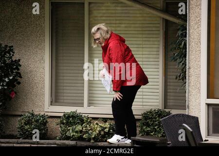 Woman knocking on window Stock Photo - Alamy