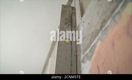 Alignment of walls in the repair with the help of a special device ...