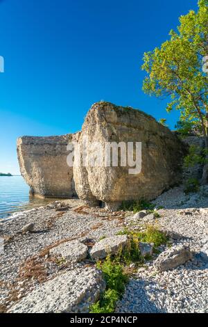 Limestone cliffs on Lake Manitoba at Steep Rock, Manitoba, Canada Stock ...