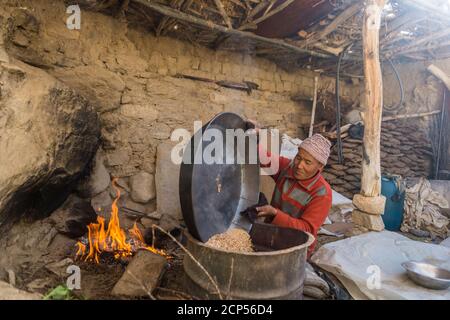 Tsampa is roasted at Mune Gompa Monastery Stock Photo - Alamy
