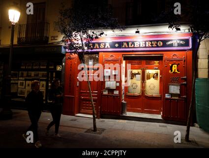 bar casa alberto madrid spain tap taps beer vermouth vermut Stock Photo ...