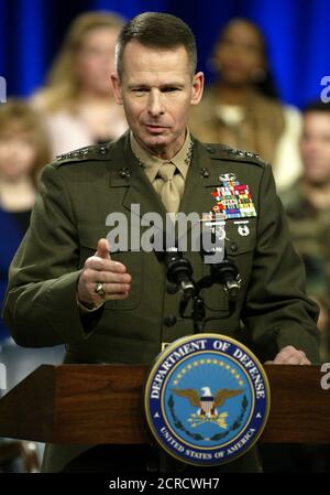 General Peter Pace, chairman of the Joint Chiefs of Staff, speaks with ...