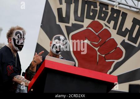 Violent J and Shaggy 2 Dope of Insane Clown Posse pose for pictures ...