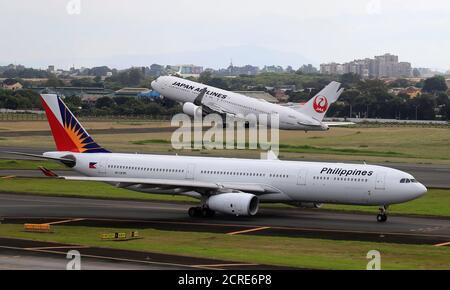 Japan Airlines Boeing 767-300ER JA652J Stock Photo - Alamy