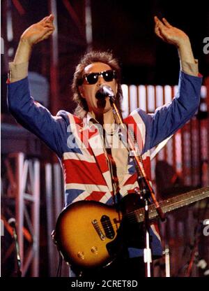 ray davies in concert the kinks 1978 Stock Photo - Alamy