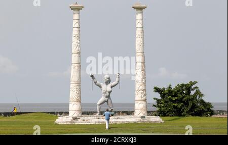 Statue of a slave. Leon Ba beach, Libreville, Gabon Stock Photo - Alamy