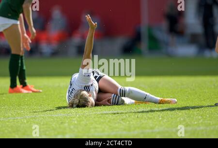 Injury: Giulia GWINN (GER), injured, action, duel versus Ewa PAJOR (POL ...