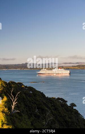 Queen Elizabeth, a Cunard Cruise Shop in the Bay of Islands at Russell ...