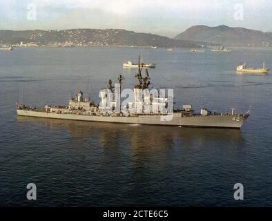 1979 - A starboard view of the guided missile destroyer USS MAHAN (DDG ...