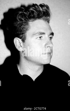 Les Pattinson from Echo & the Bunnymen during a photoshoot in a hotel ...