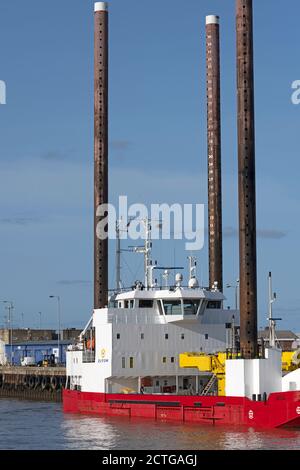 Ziton Wind a wind turbine installation ship with hydraulic lift ...