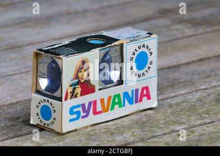 Sylvania flash cubes, disposable flashes according to the Vacu-Blitz ...