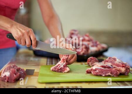 Woman's hands cutting beef, preparing the meat at home Stock Photo - Alamy
