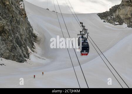 Cabins of the Vallée Blanche Cable Car departing from Pointe Helbronner ...