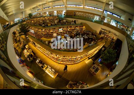 Book store with levels in Shopping mall Stock Photo - Alamy
