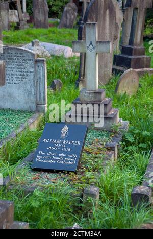 Old graves in Beckenham Cemetery and Crematorium in London, UK Stock ...