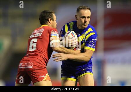 Warrington Wolves' Ben Currie (right) is tackled by Hull FC's Zak ...