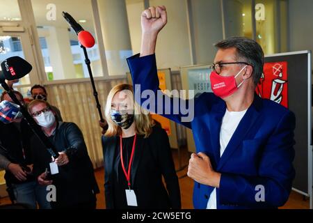 Dortmund, 27.9.2020: Thomas Westphal (SPD neben seiner Ehefrau Janine), Gewinner der ...