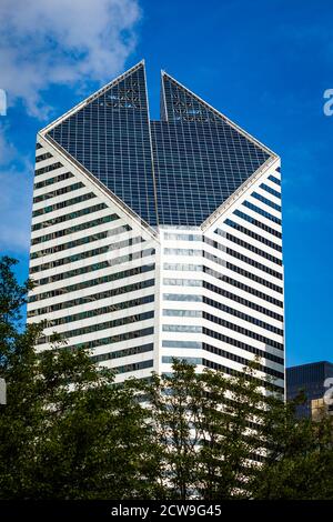 Exterior view of the Crain Communications Building (Smurfit-Stone Building), Millennium Park ...