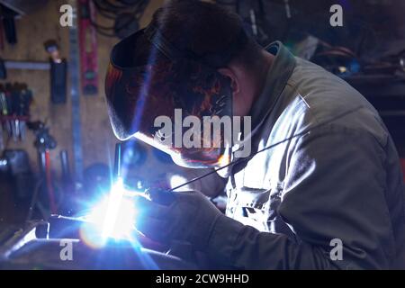 Welding a pallet from an aluminum engine Stock Photo - Alamy