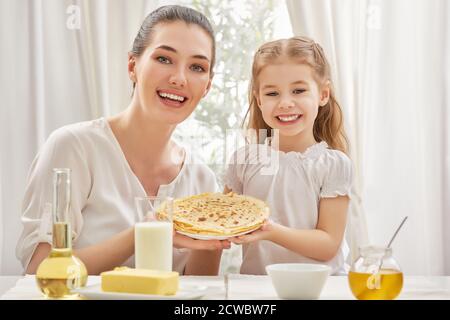 mother and daughter prepare pancakes Stock Photo - Alamy