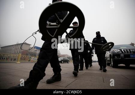 Chinese SWAT team and their weapons during a public show of force in ...