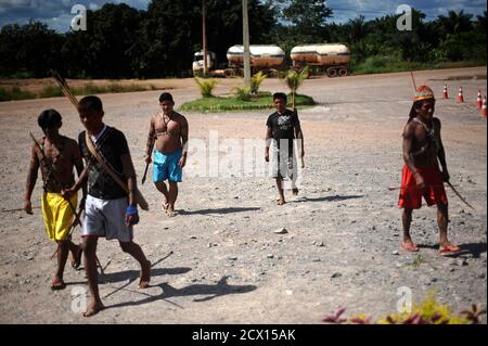 Altamira, Brazil. Kayapo warriors in a ceremonial dance Stock Photo - Alamy