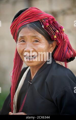 Burmese hilltribe woman with betel nut stained teeth. Naung Mon market ...