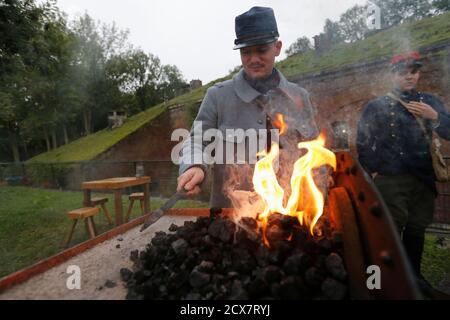 French reenactors in World War I-era French and U.S. military uniforms ...