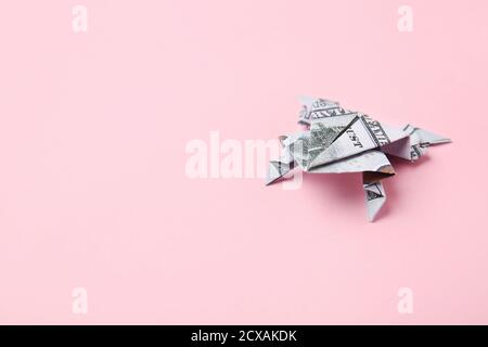 a frog made with paper,origami Stock Photo - Alamy