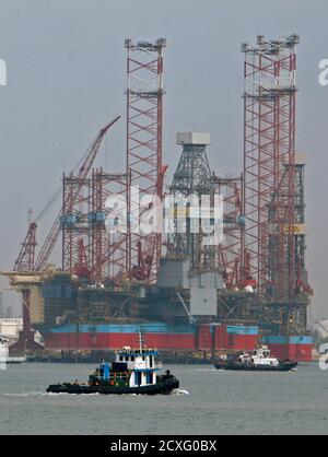 Oil drilling rig on Pacific Coast Highway in Huntington Beach ...