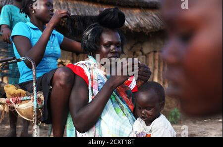Women of the Dinka tribe Stock Photo - Alamy