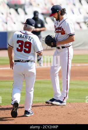 Atlanta Braves pitching coach Rick Kranitz, center, speaks with Atlanta ...