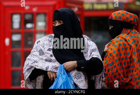 British Muslim women wearing niqab Stock Photo - Alamy