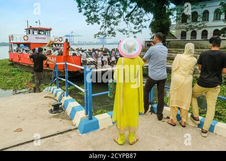 Arrival to the Kochi waterfront of the busy Fort Cochin to Fort Vypin ...