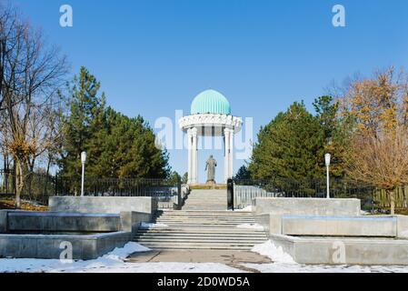Alisher Navoi monument in Tashkent, Uzbekistan Stock Photo - Alamy