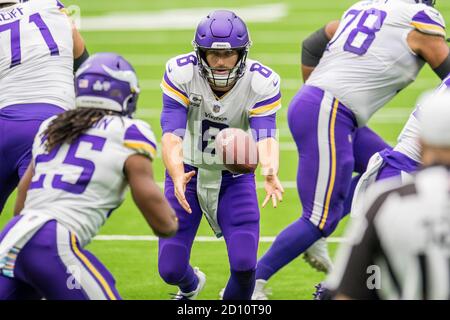 Minnesota Vikings' Alexander Mattison (25) warms up before an NFL ...