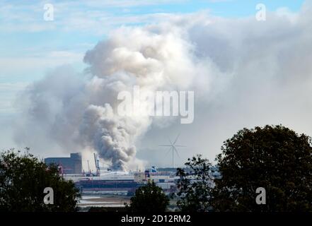 Avonmouth near Bristol, UK. 5th Oct, 2020. A large fire inAvonmouth ...