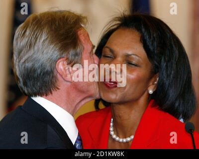 Condoleezza Rice (l) gets a kiss from former president George W. Bush ...