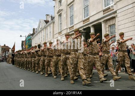 Soldiers from the 1st Battalion, The Princess of Wales Royal Regiment ...