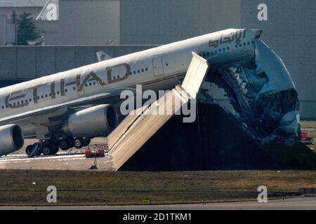 Etihad Airways Airbus A340-600 with registration A6-EHK on final for ...