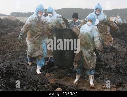 Dirty Oil spill on floor. Oil pollution Stock Photo - Alamy