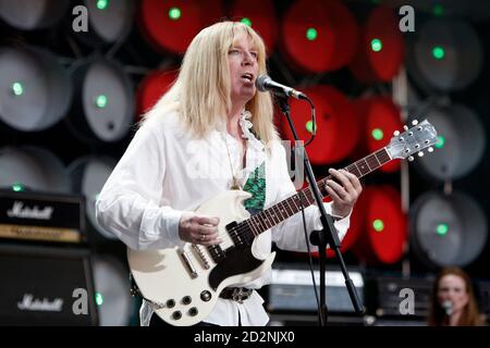 David St. Hubbins (Michael McKean) of Spinal Tap performing during the ...