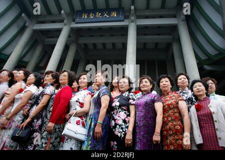 SHANGHAI, CHINA: Walking around the traditional Jing'an temple ...
