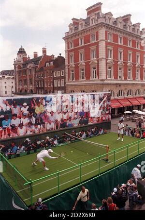 Wimbledon Tennis Championships 1995 Andre Agassi on Centre Court Stock ...